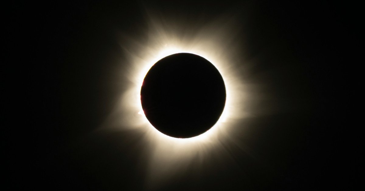 Eye doctor explains what could happen by staring at the sun during an ...