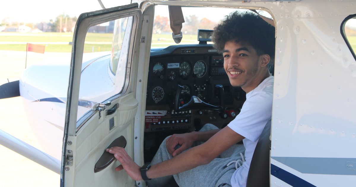 Frankford High School students learn to fly through aviation program ...
