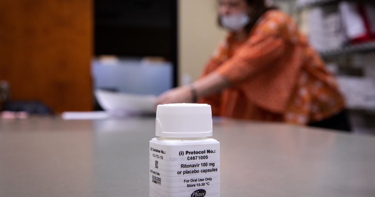 Pfizer's antiviral pill, Paxlovid, cuts risk of COVID-19 ...