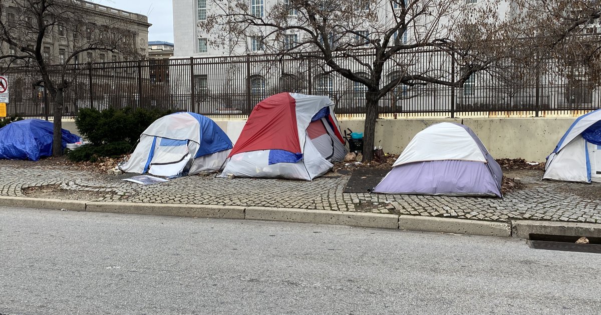 Americans are experiencing homelessness in record numbers, HUD report ...