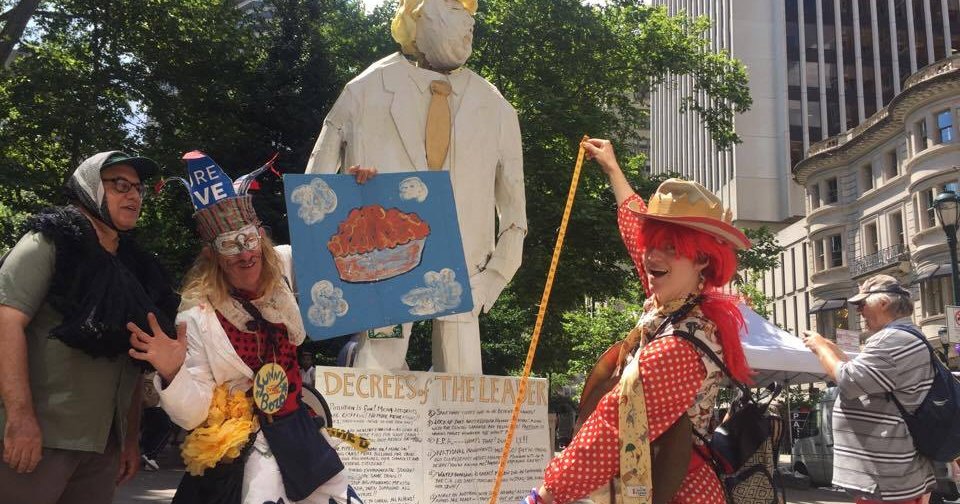 Demonstrators erect statue to 'honor great leader' Donald Trump in ...