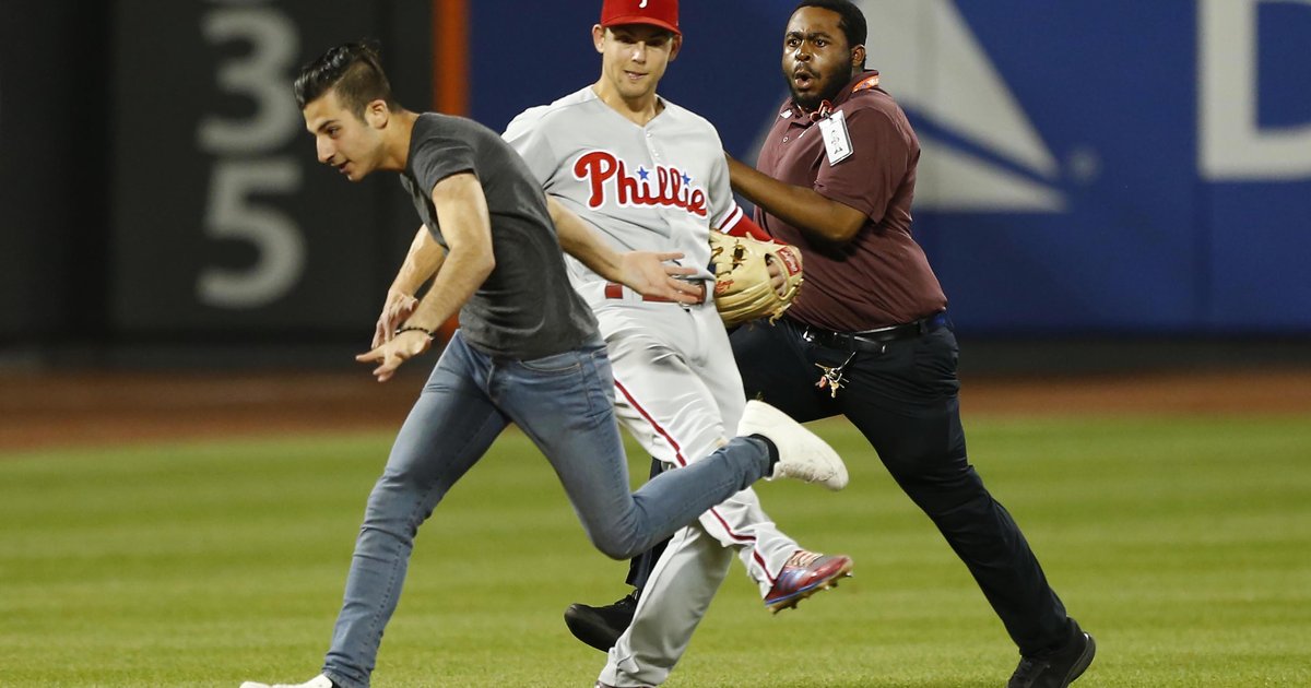 Scott Kingery tries to trip field jumper during Phillies/Mets game ...