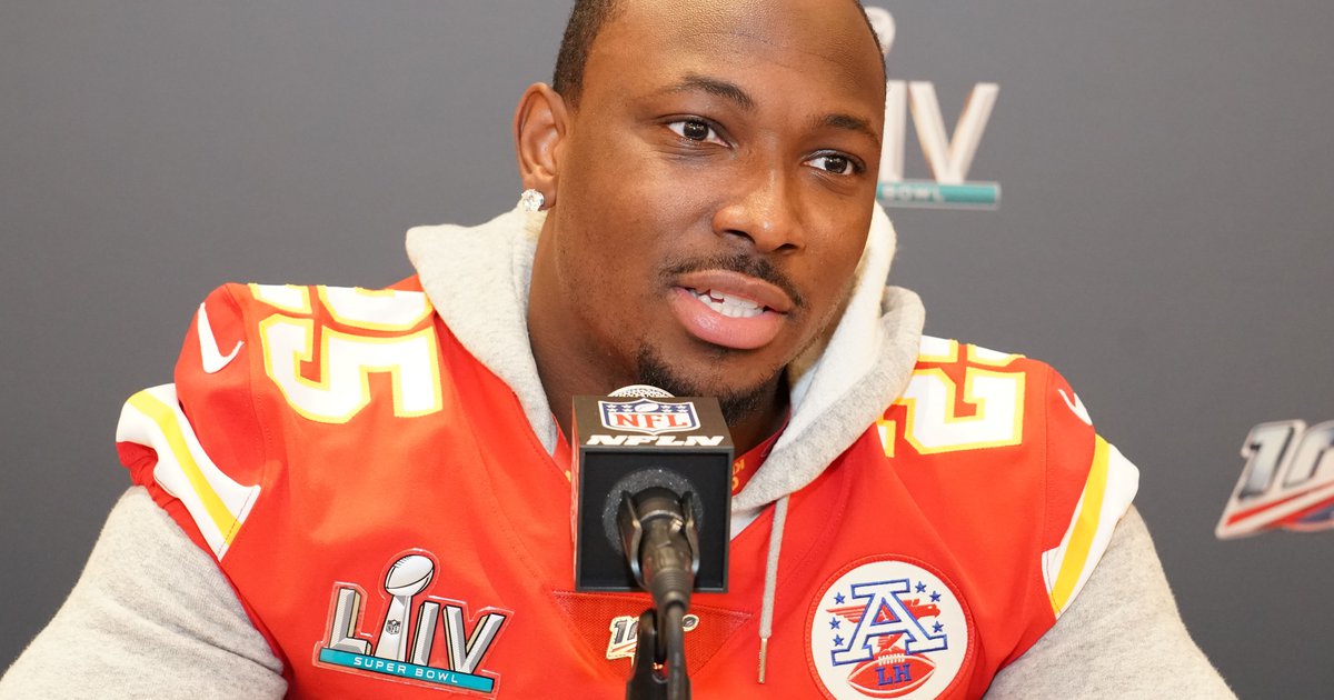 LeSean McCoy wants to keep playing, help 'young superstar' running back ...