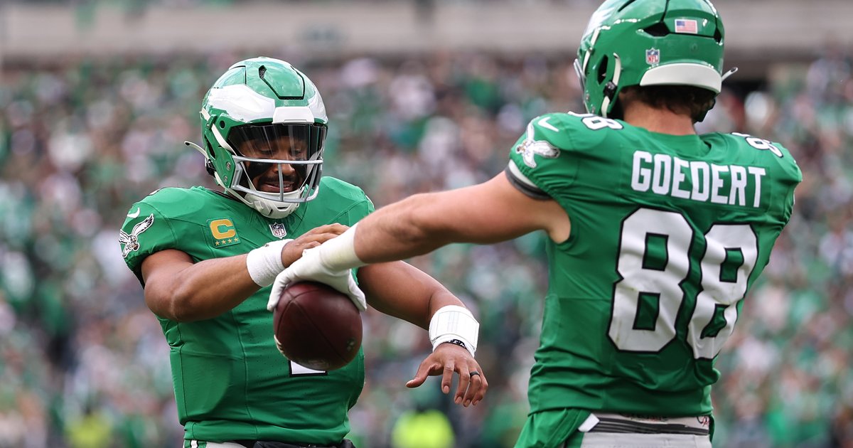 Once on the trade block, after agreeing to pay cut, Eagles TE Dallas ...